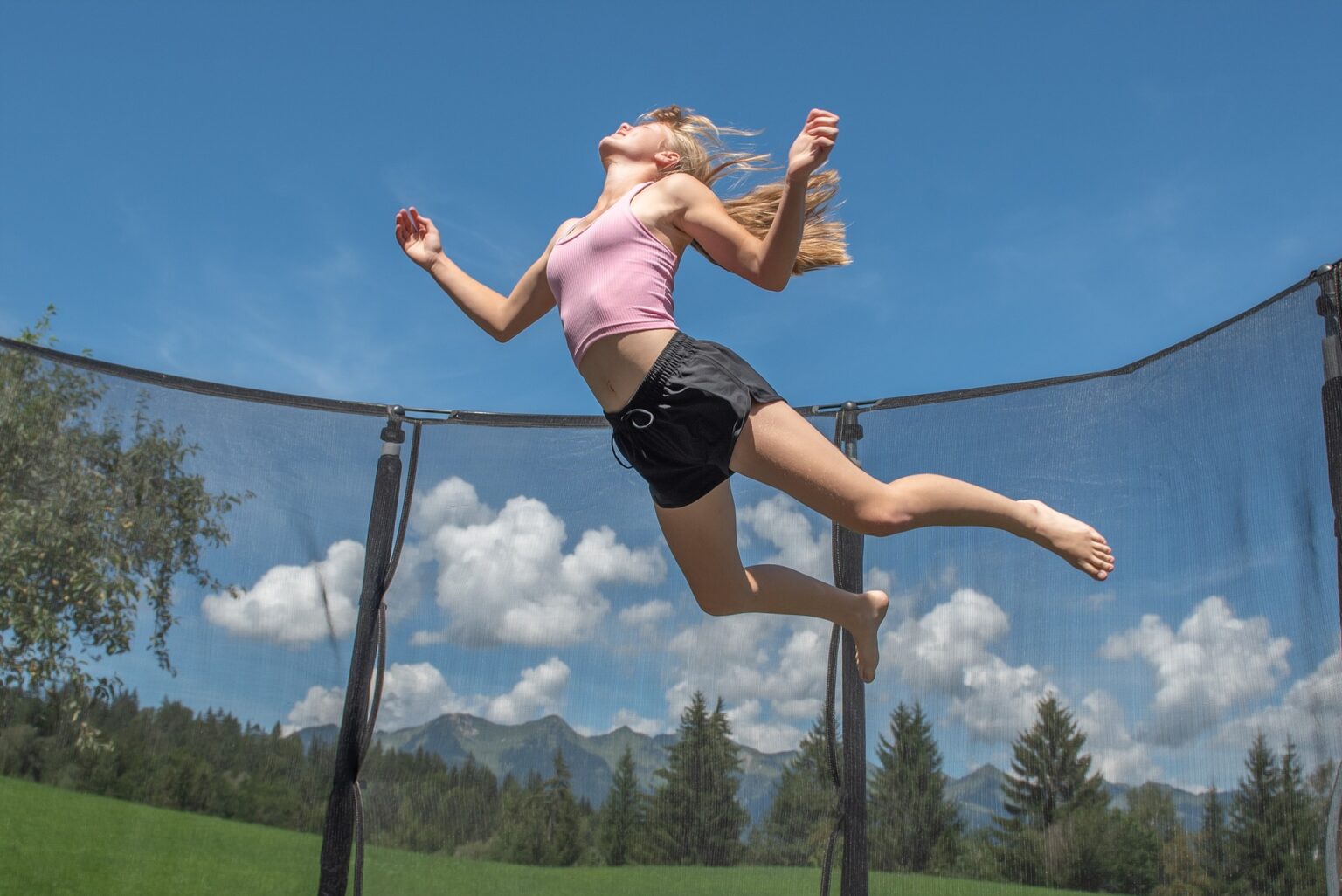 Wie Trampolinspringen deine Gesundheit und Fitness verbessert ...